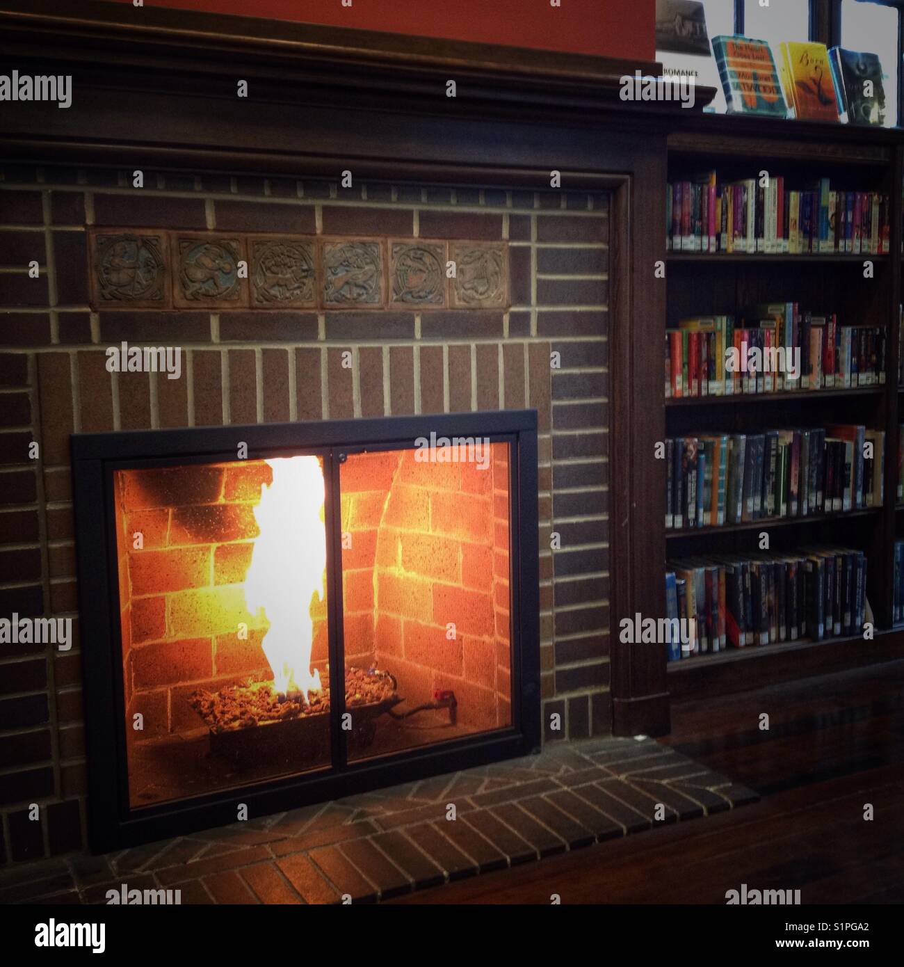 Berkeley Library fireplace and books Stock Photo - Alamy