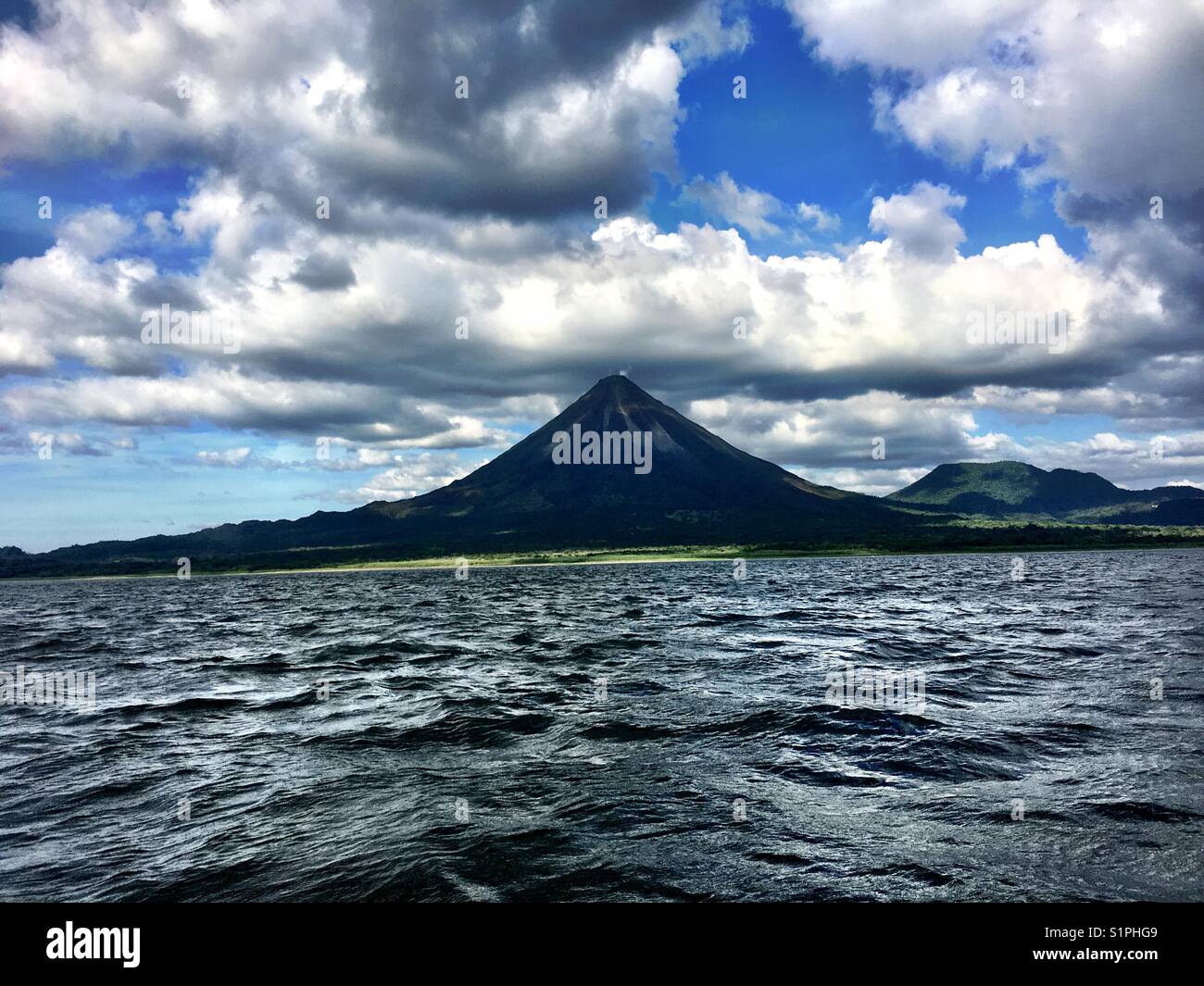 Volcan arenal hi-res stock photography and images - Alamy