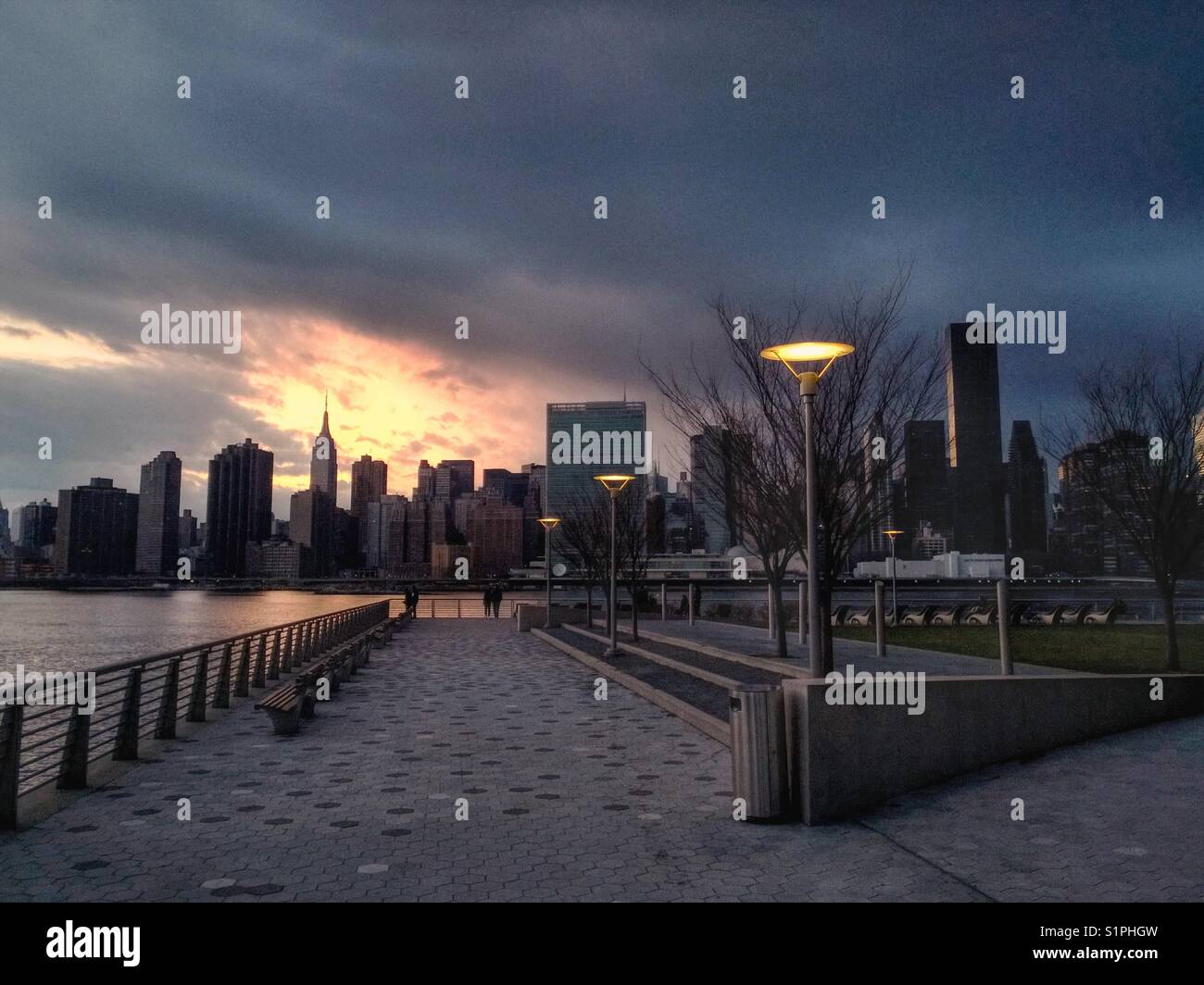 Sunset over Midtown Manhattan from Gantry Plaza State Park in Long ...