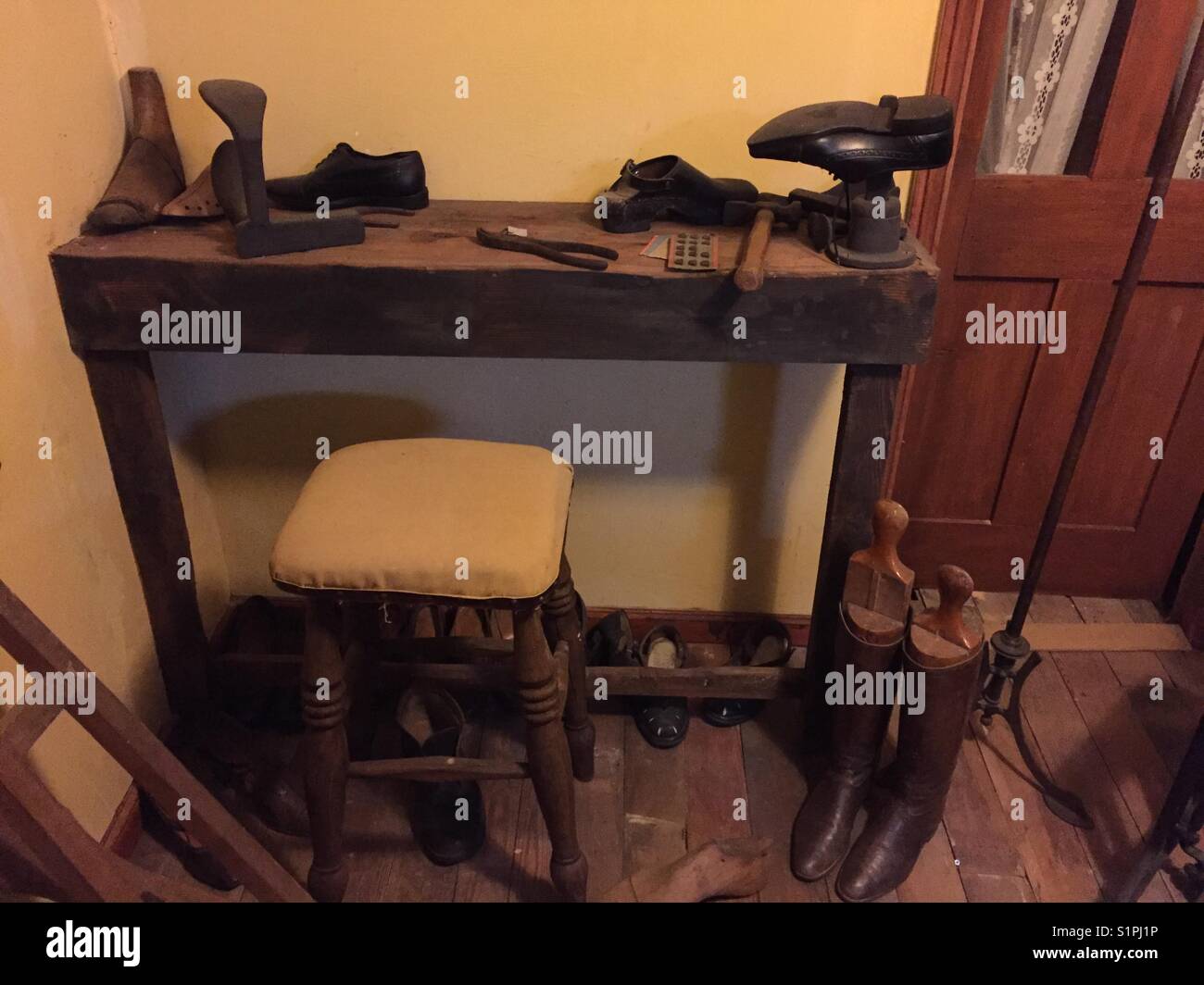 Shoemakers workshop hi-res stock photography and images - Alamy