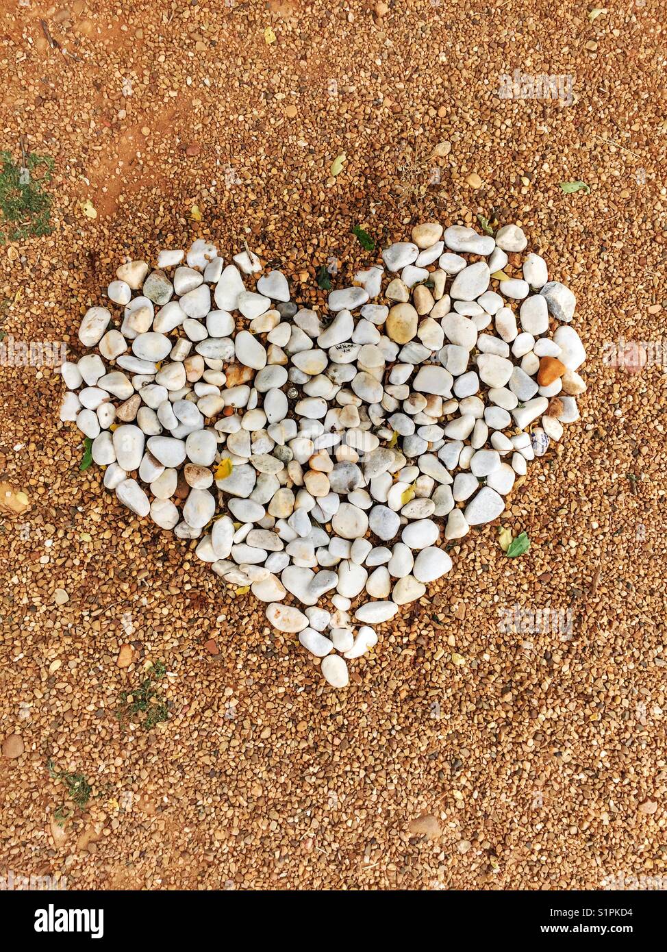 White pebble heart hi-res stock photography and images - Alamy
