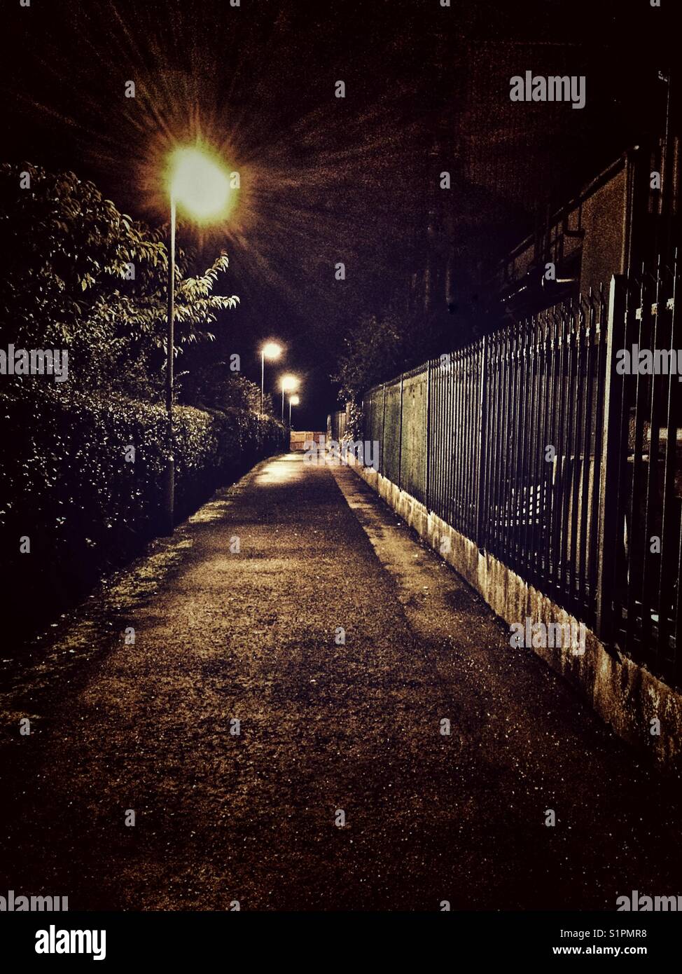 Spooky alley way hi-res stock photography and images - Alamy