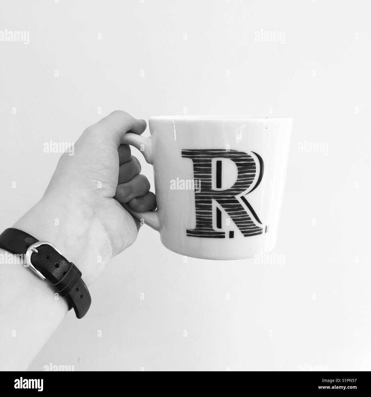 Alphabet letter “R” mug Stock Photo - Alamy