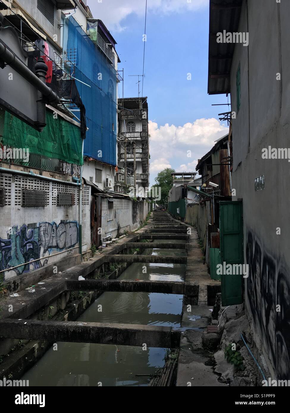 Dirty street asia hi-res stock photography and images - Alamy