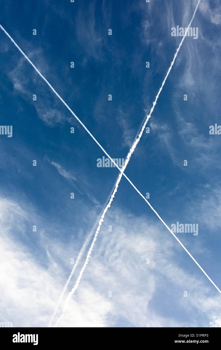 Con trails form an X in the sky Stock Photo - Alamy