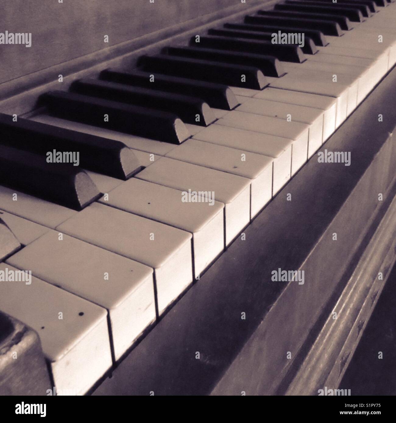 Vintage piano hi-res stock photography and images - Alamy