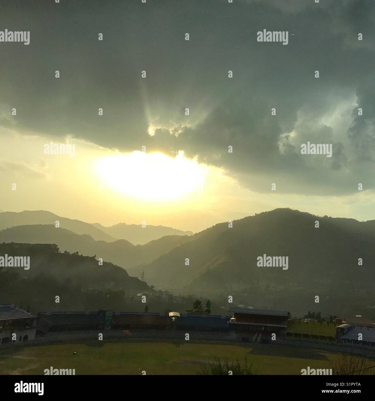 Sunset between mountains hi-res stock photography and images - Alamy