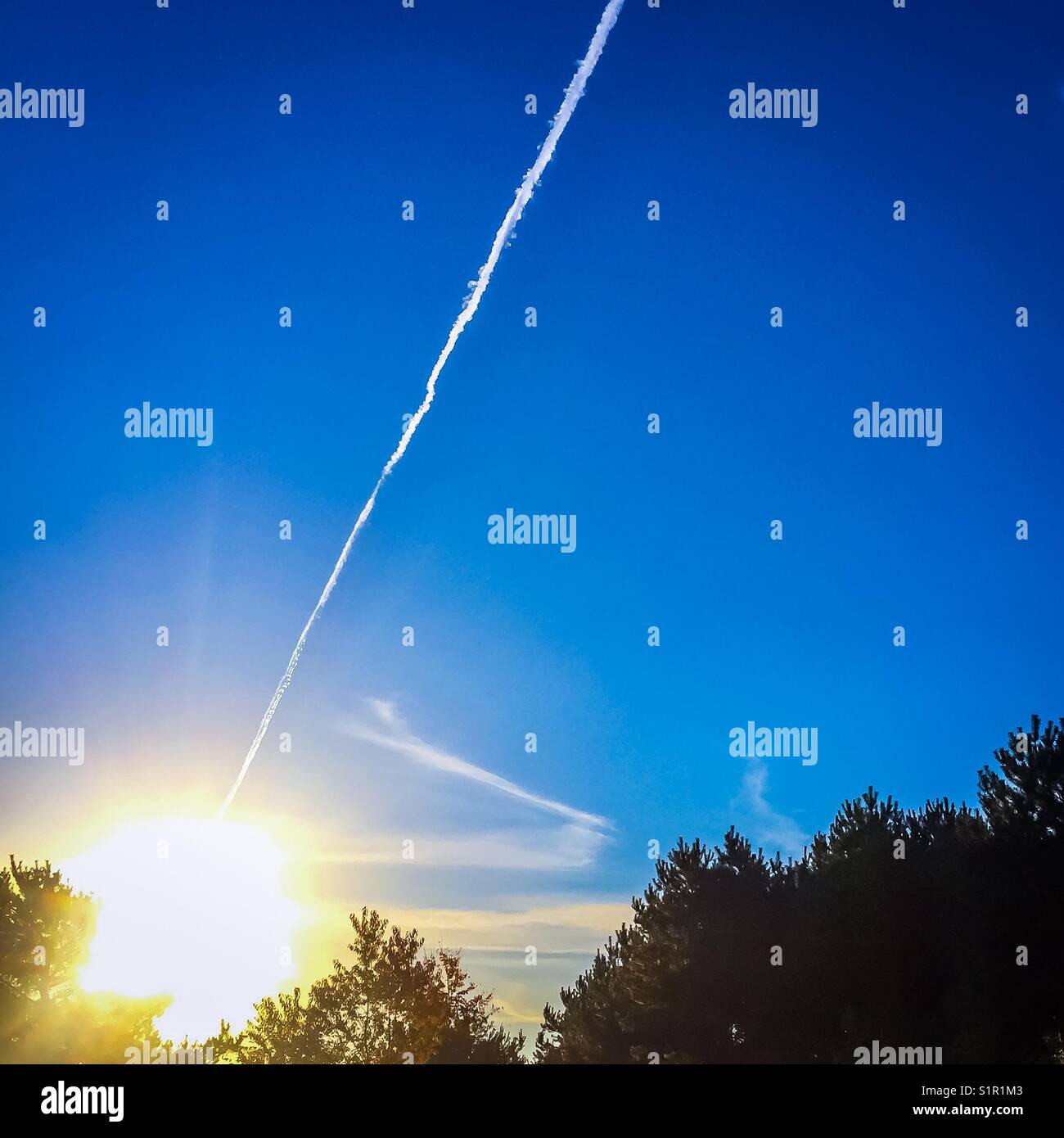 Plane flying into the sun hi-res stock photography and images - Alamy