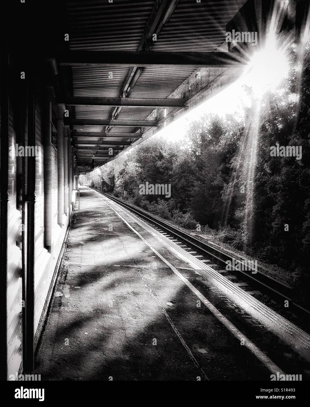 An empty railway platform Stock Photo - Alamy