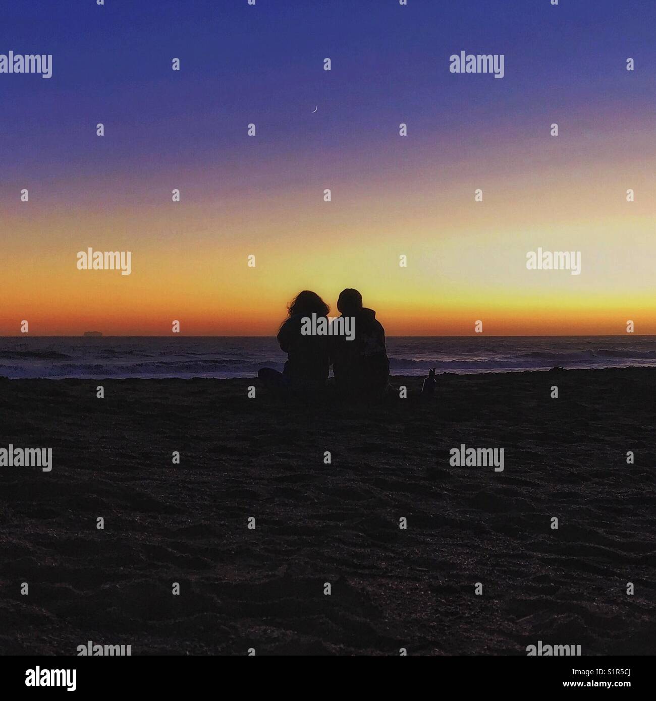 Moon beach couple hi-res stock photography and images - Alamy