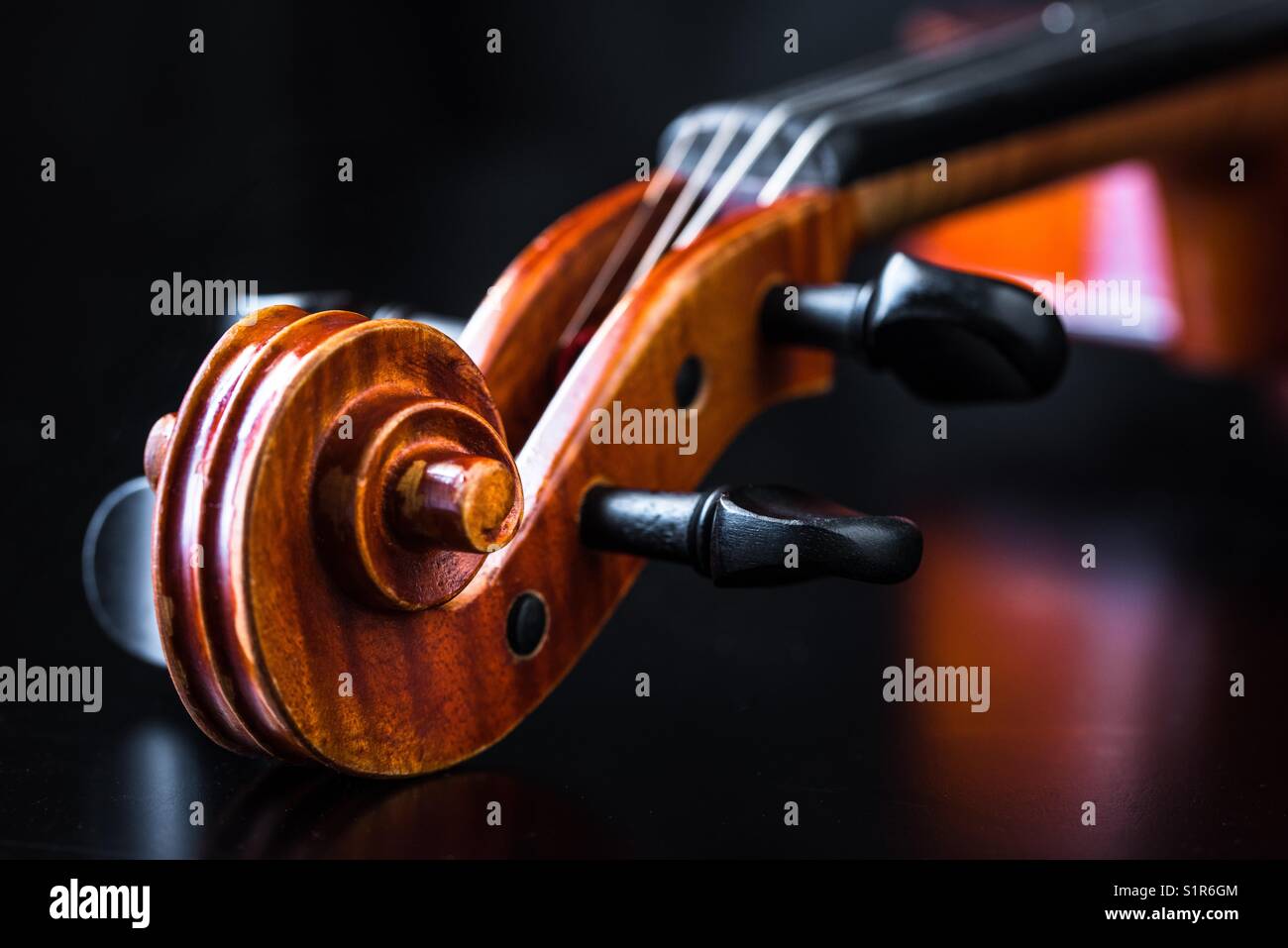 Violin scroll hi-res stock photography and images - Alamy
