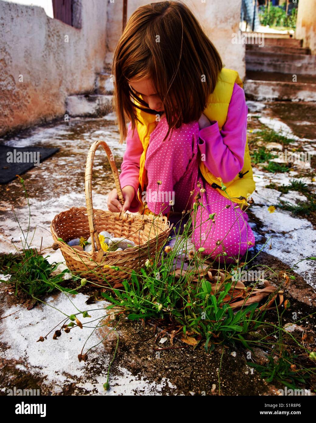 Girl basket of flowers hi-res stock photography and images - Alamy