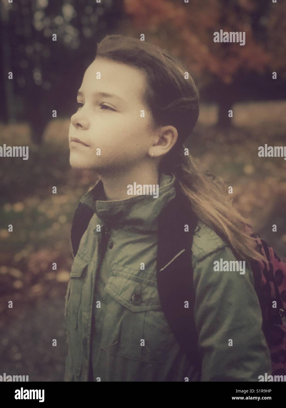 Girl looking long distance hi-res stock photography and images - Alamy