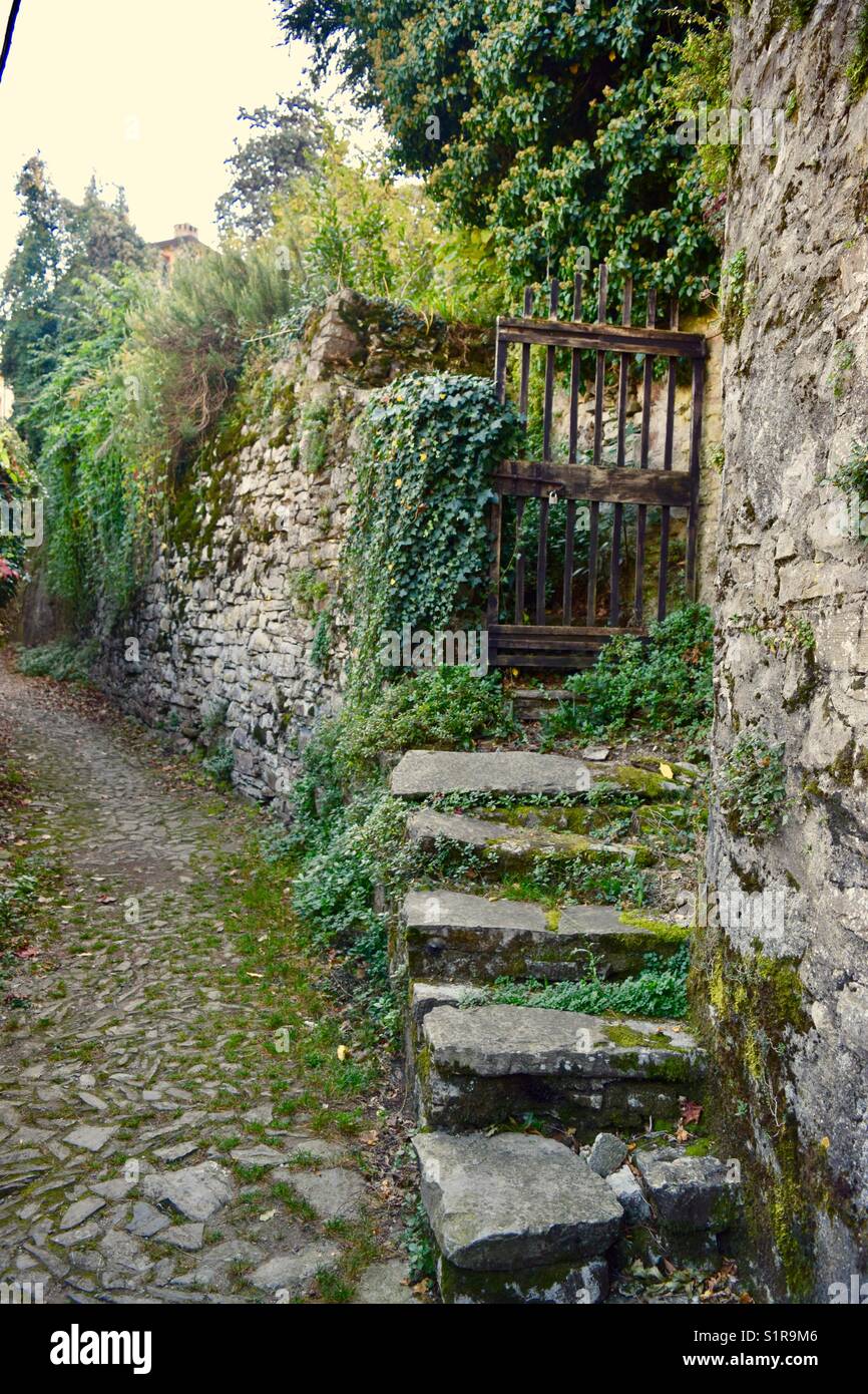 Pathway to a villa Stock Photo - Alamy