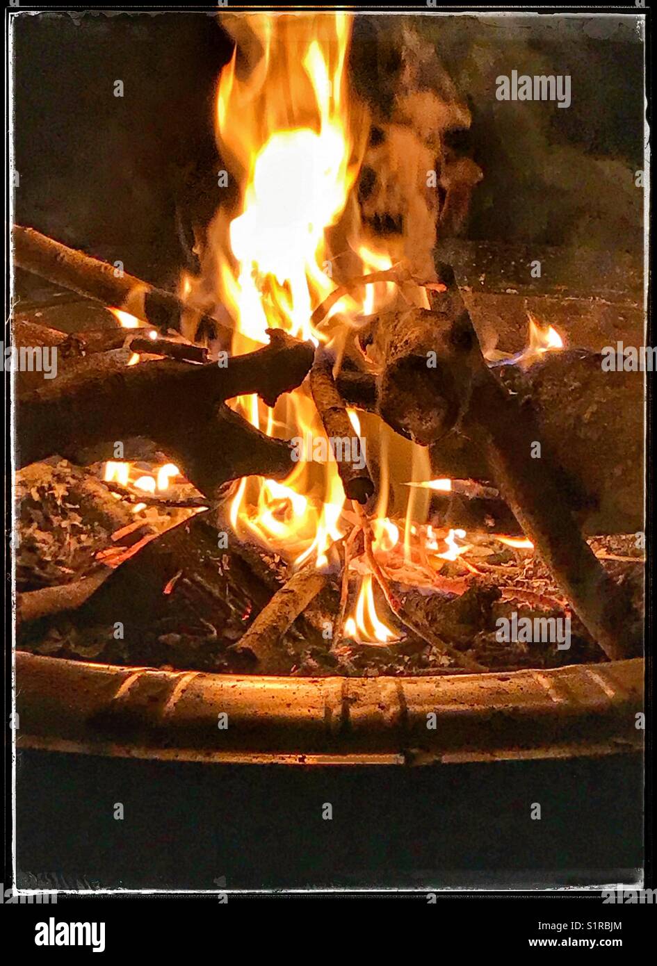 Campfire at night hi-res stock photography and images - Alamy