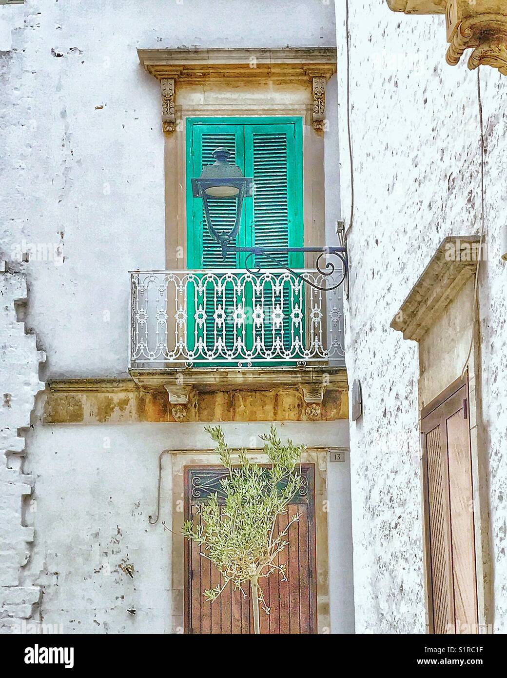 Green alleyway hi-res stock photography and images - Alamy