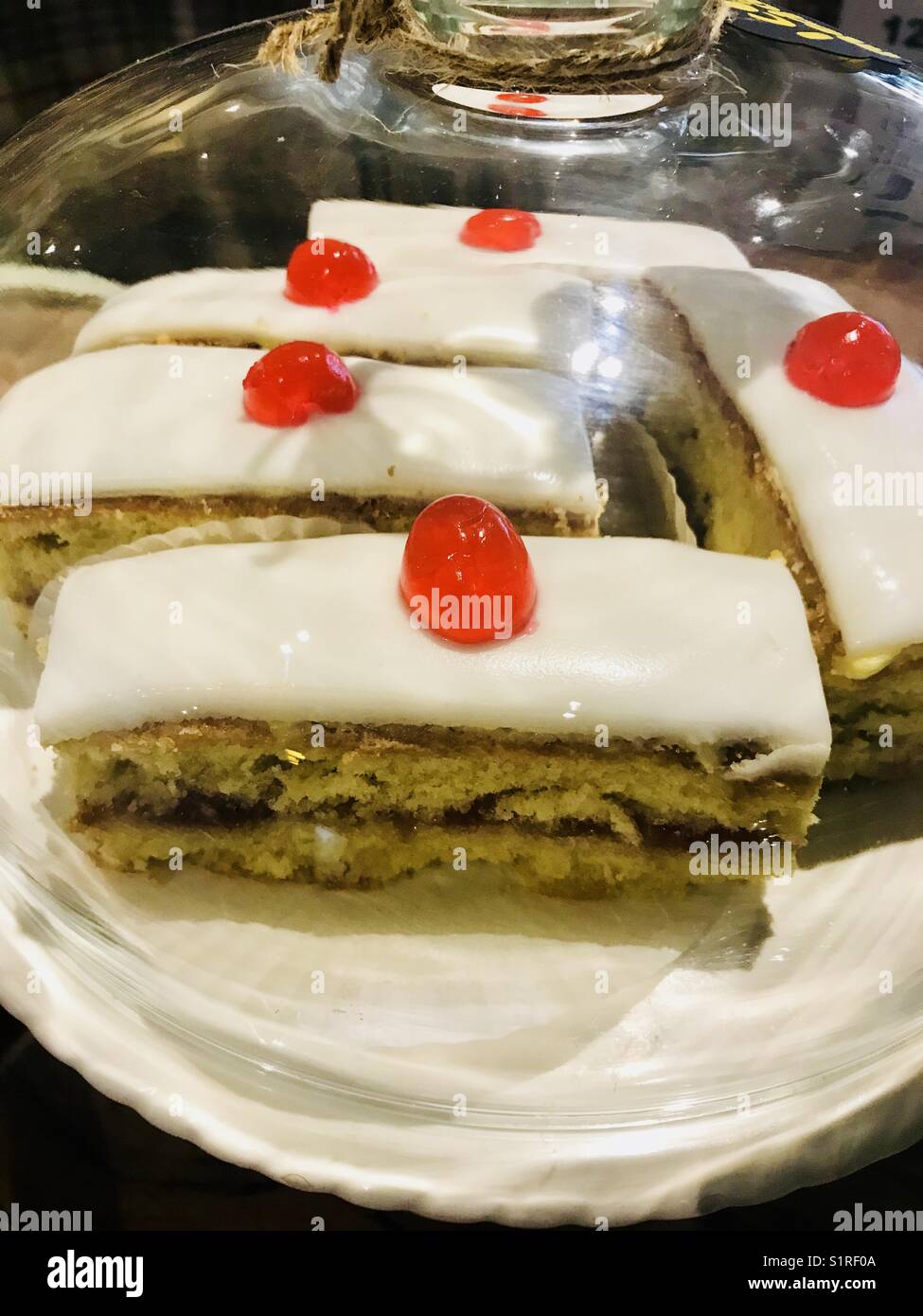 Bakewell slice hi-res stock photography and images - Alamy