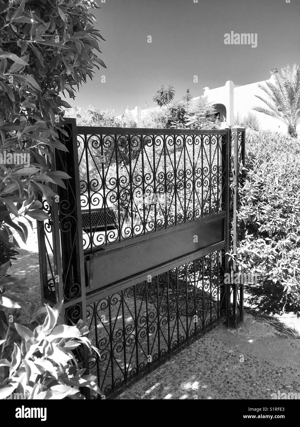 Black garden gate hi-res stock photography and images - Alamy