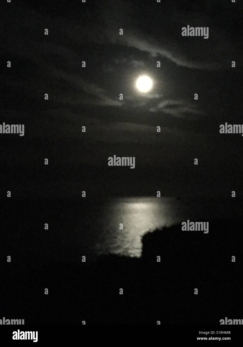 Moon reflecting on water hi-res stock photography and images - Alamy