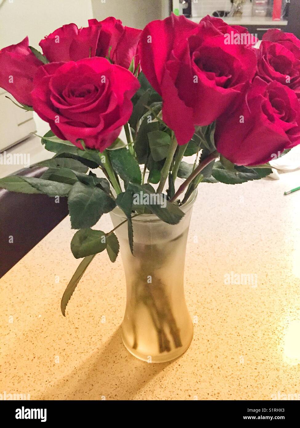 Vase red roses hi-res stock photography and images - Alamy