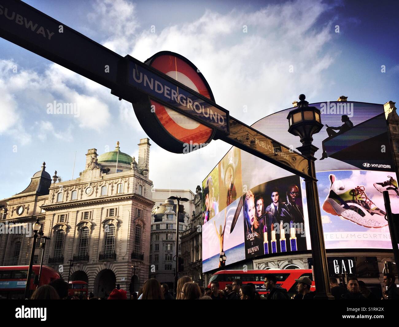Advertising sign piccadilly circus london hi-res stock photography and ...