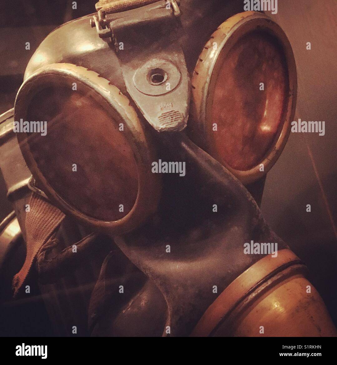 1940s/WW2 B We M Air Raid-GAS MASK BOX €0.99 pentabell.com