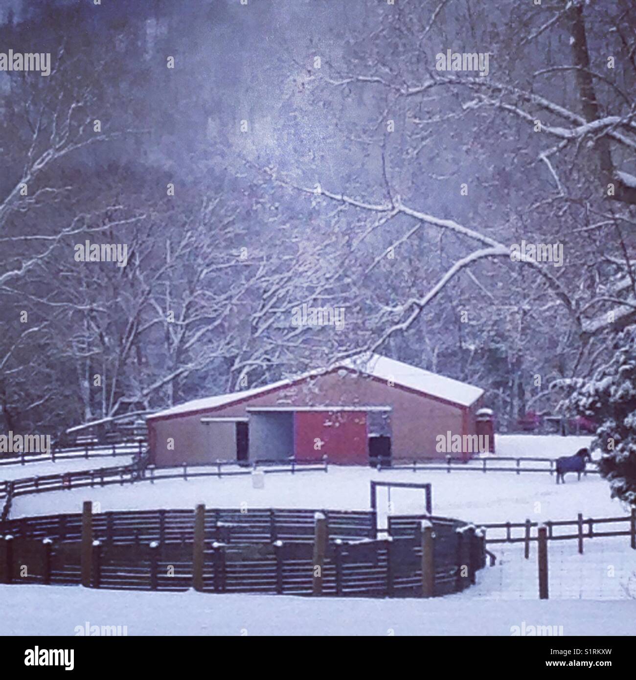 Barn in snow hi-res stock photography and images - Alamy