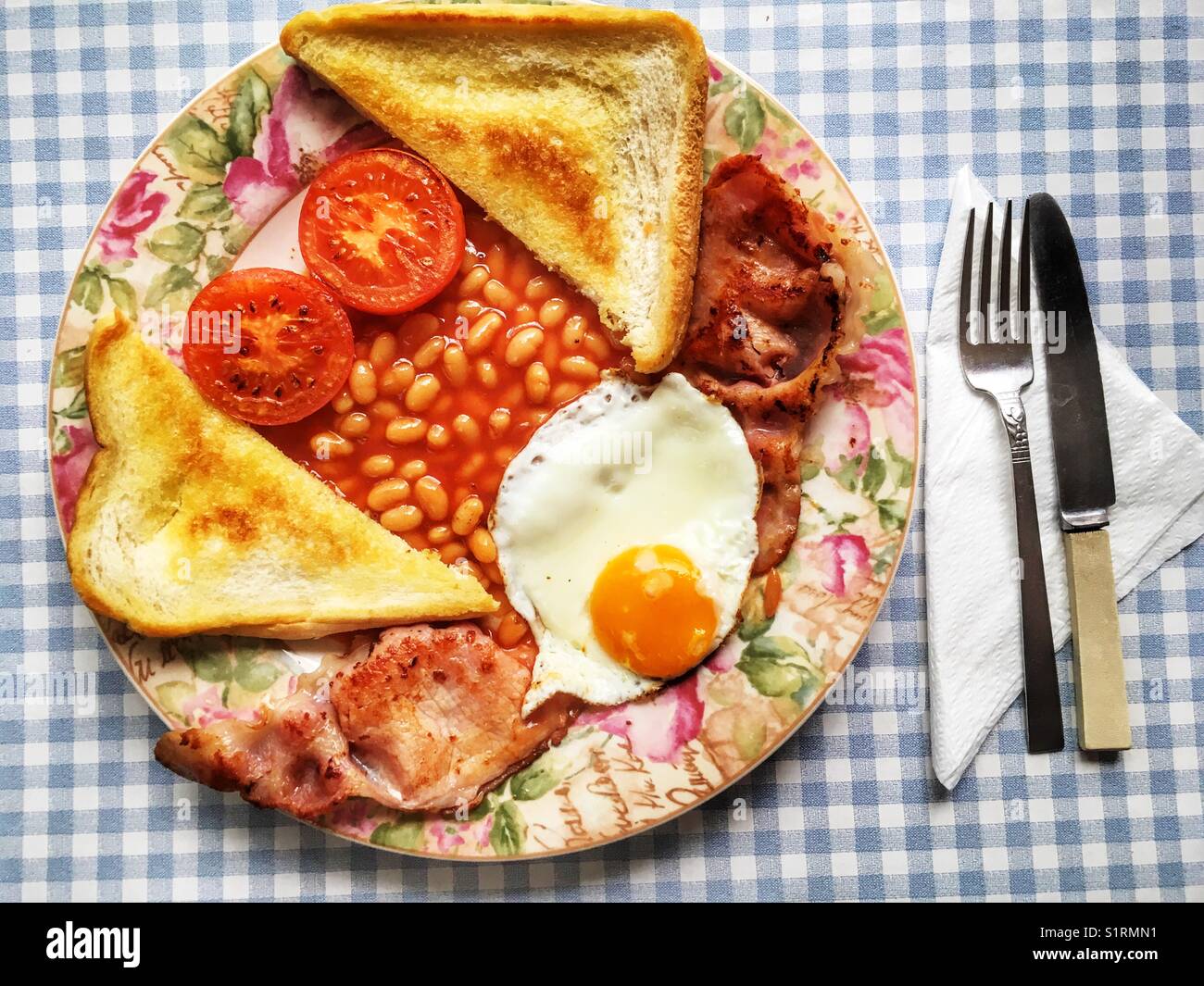 Cooked English breakfast Stock Photo - Alamy
