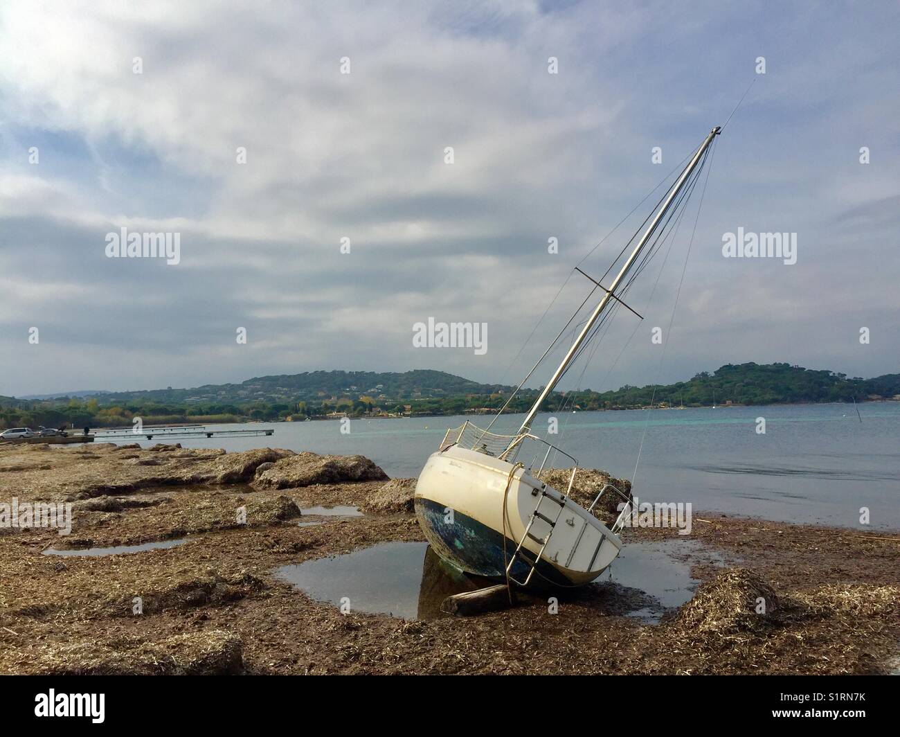 Stranded boat hi-res stock photography and images - Alamy