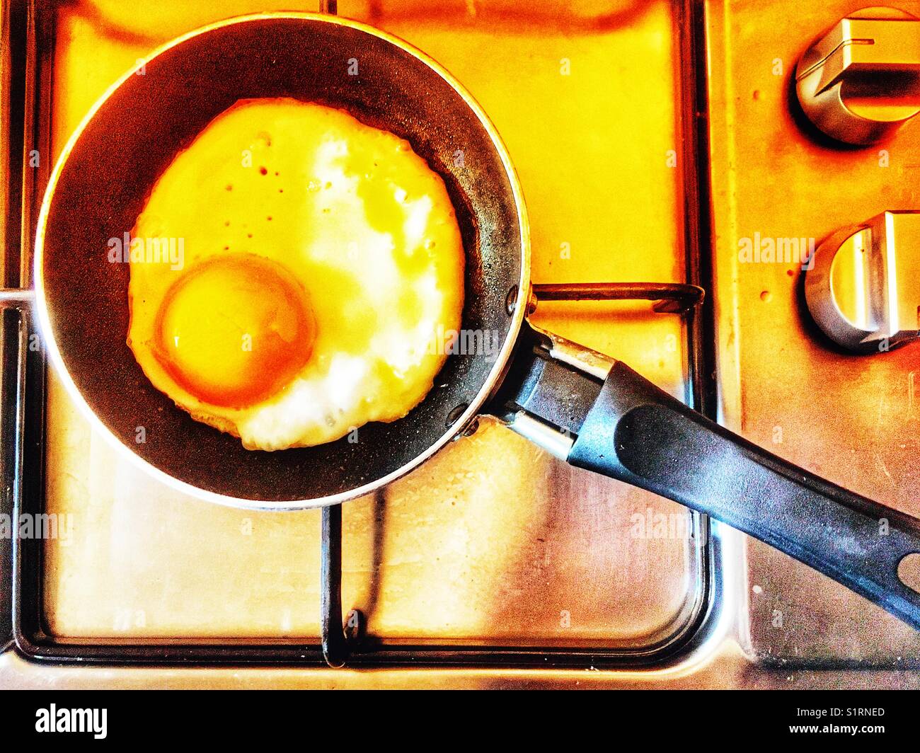 Frying an egg Stock Photo - Alamy