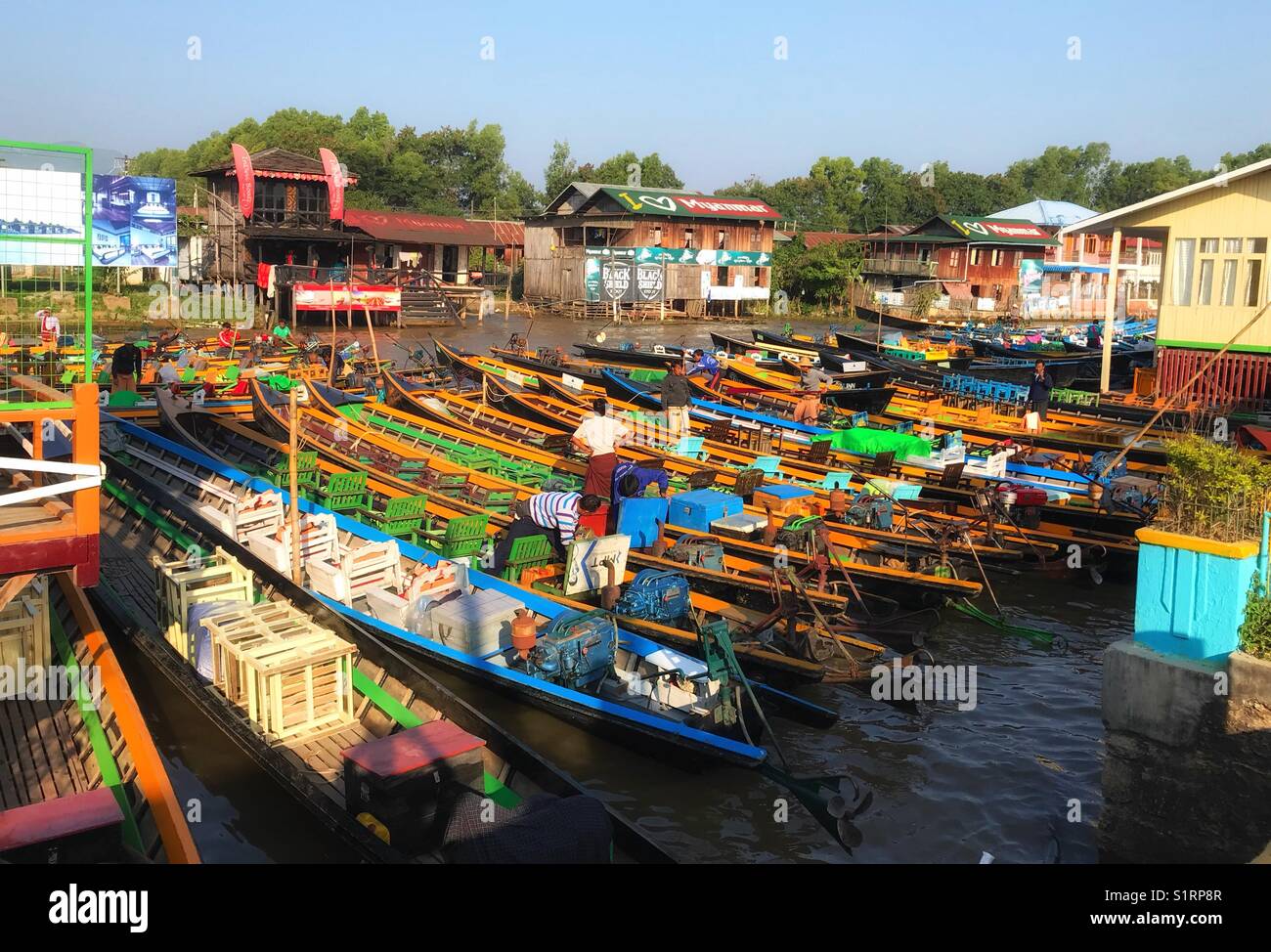 Long burmese boats hi-res stock photography and images - Alamy
