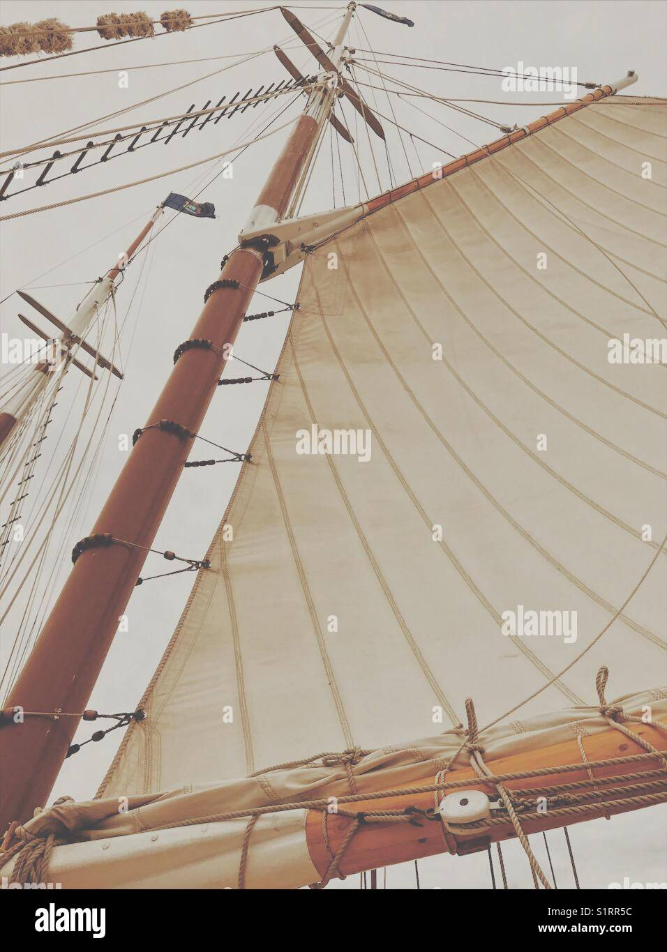 Mast of tall ship hi-res stock photography and images - Alamy
