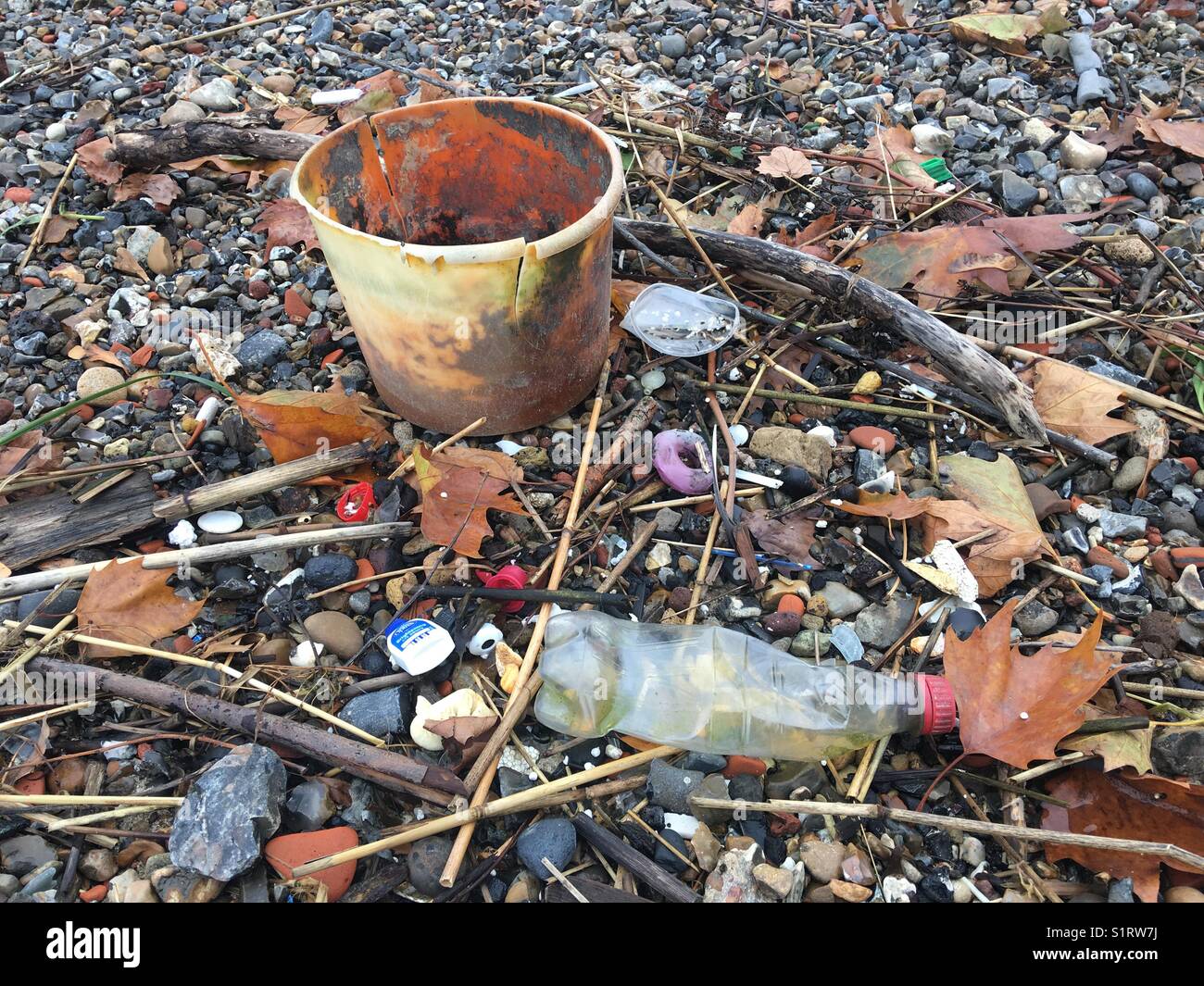 Plastic pollution river thames hi-res stock photography and images - Alamy