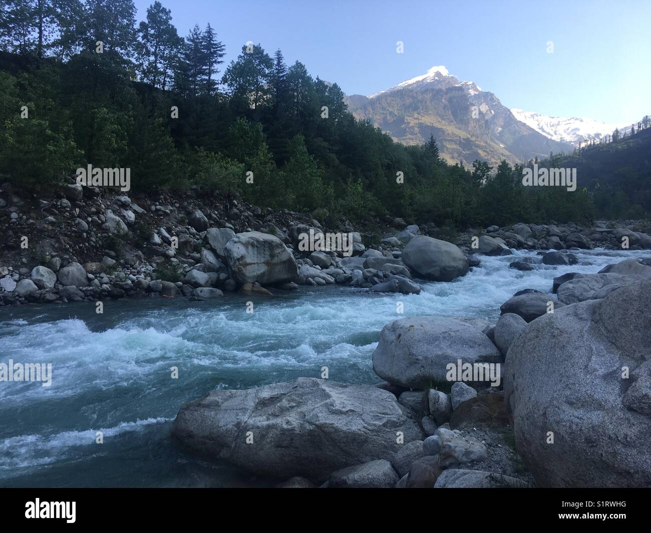 Scenery with mountains and rivers hi-res stock photography and images ...