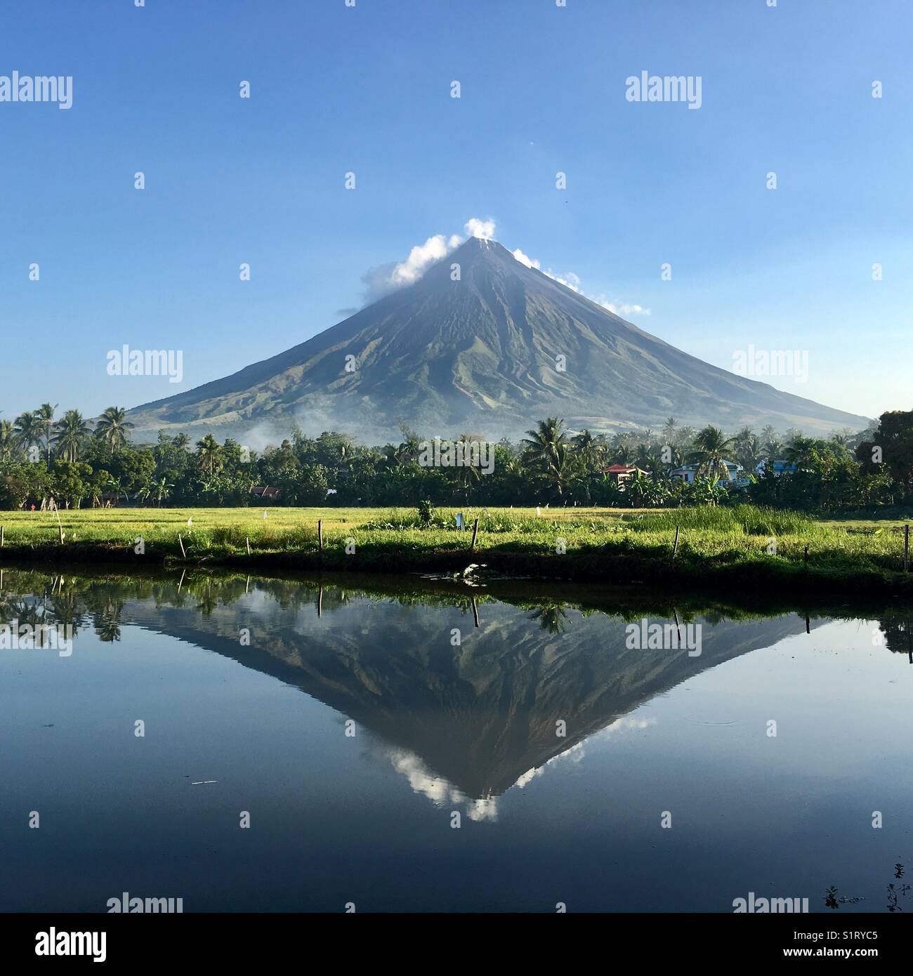 Mayon Volcano Stock Photos & Mayon Volcano Stock Images - Alamy