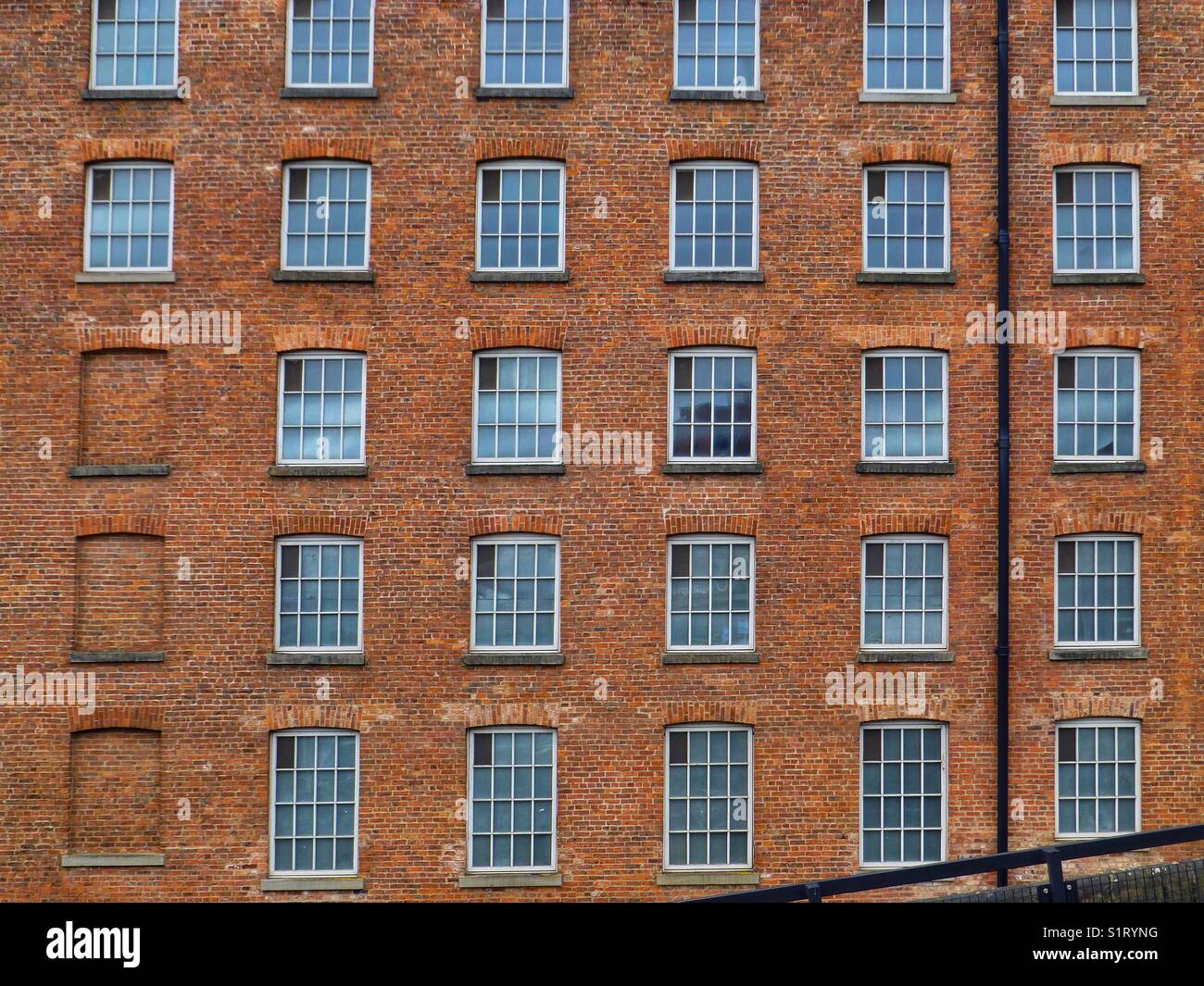 Row of windows hi-res stock photography and images - Alamy
