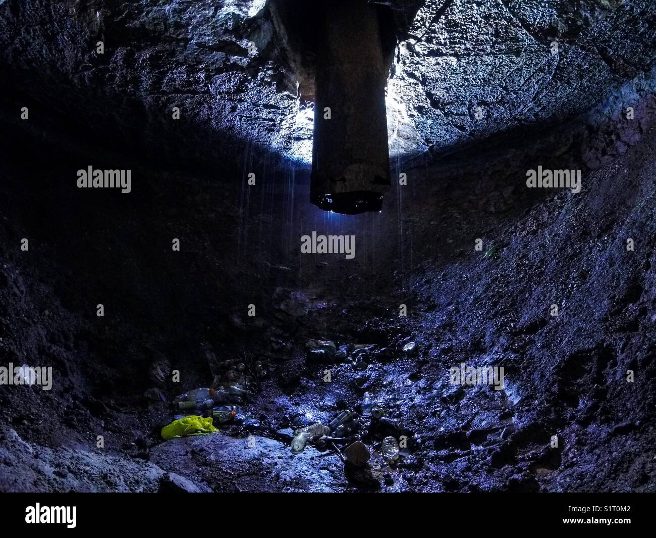 Garbage at night hi-res stock photography and images - Alamy