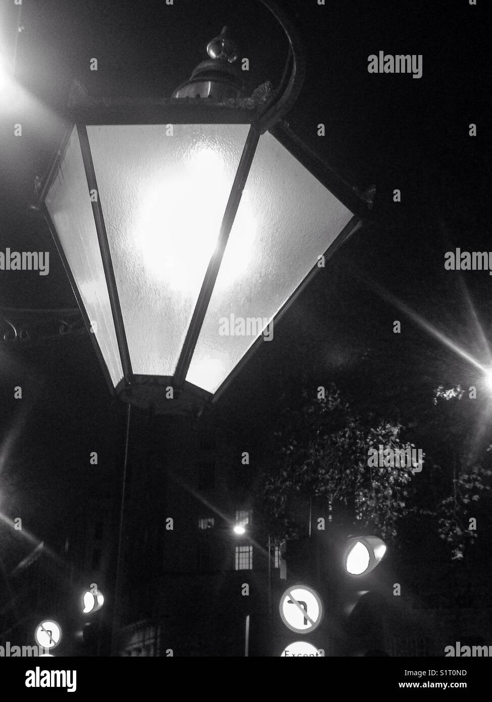 Antique pub lamp hi-res stock photography and images - Alamy