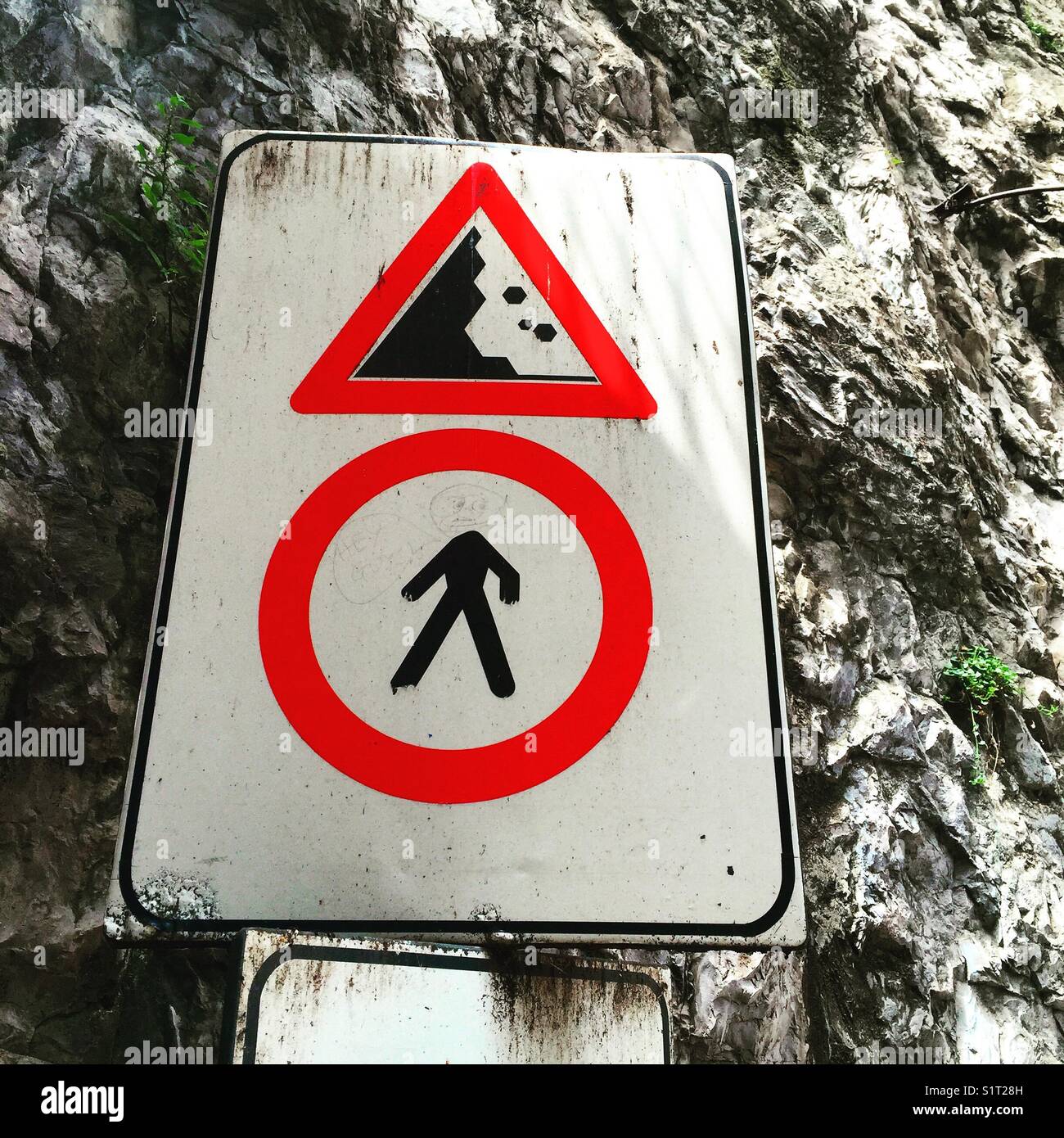 Warning sign loose rocks hi-res stock photography and images - Alamy