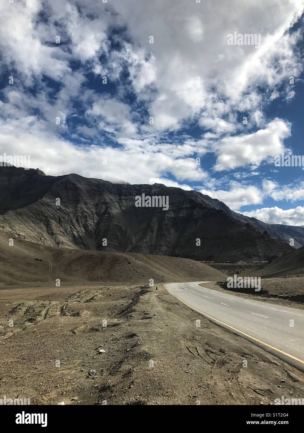 Never ending roads hi-res stock photography and images - Alamy