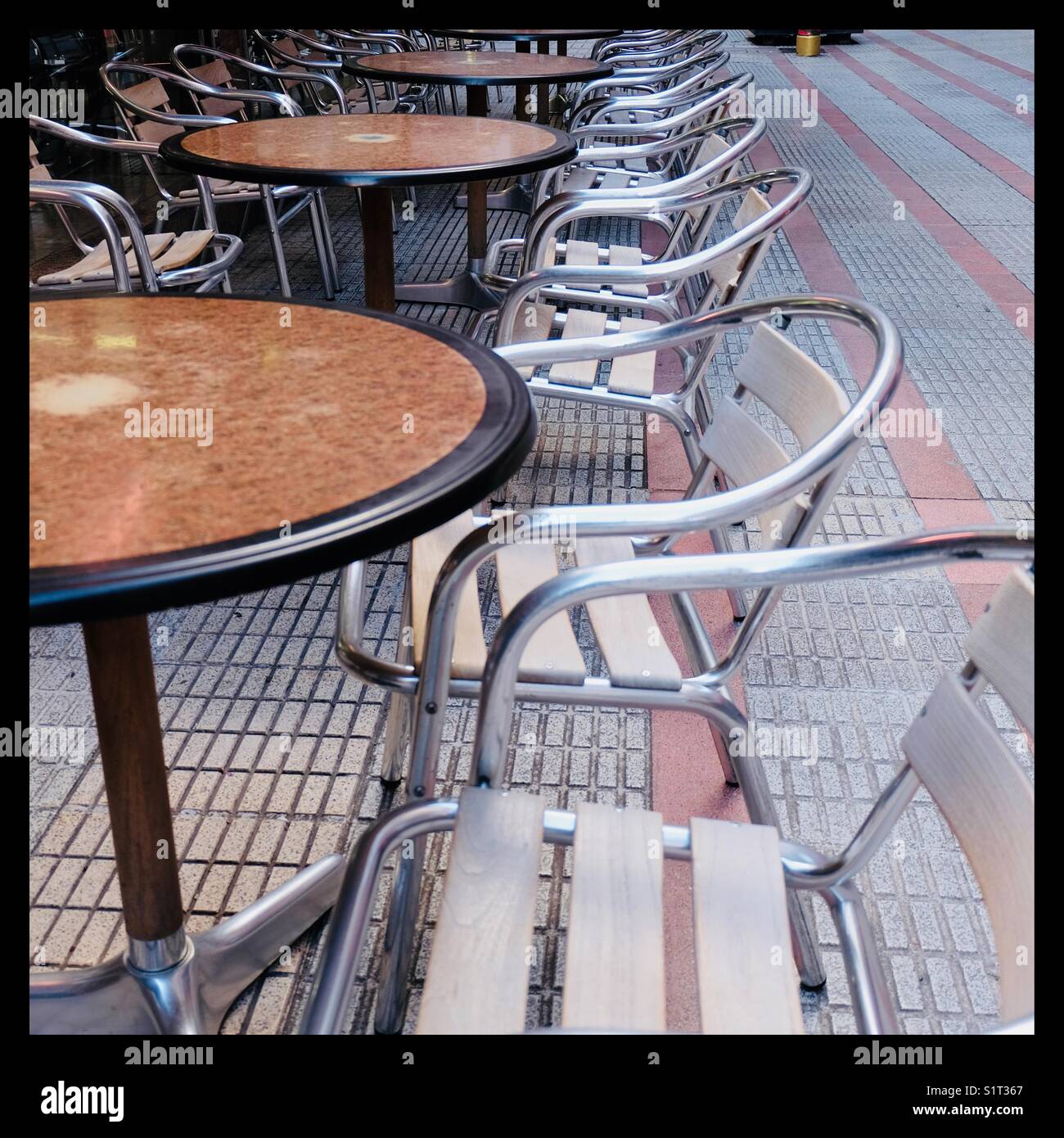 Line of chairs hi-res stock photography and images - Alamy