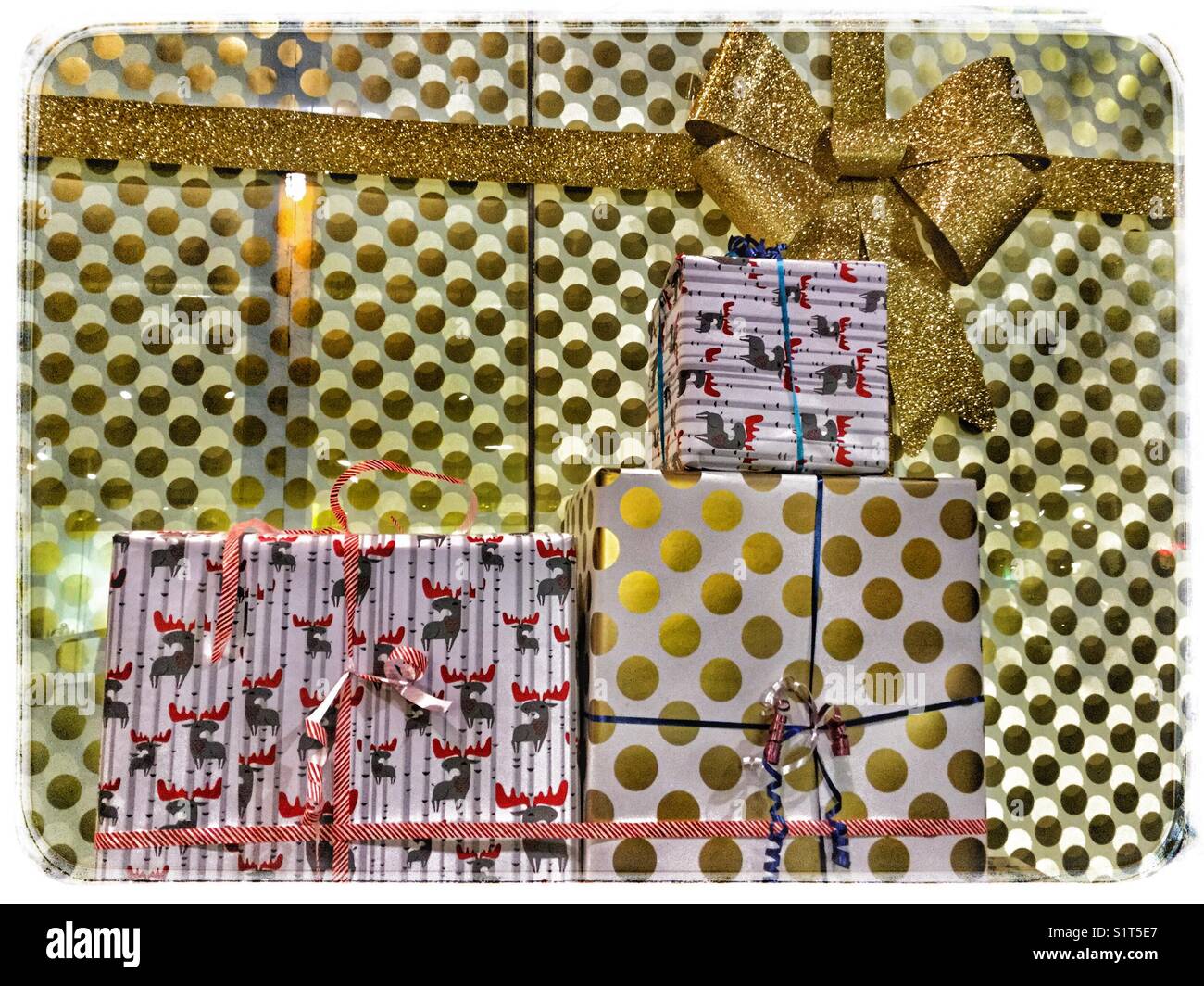 Wrapped christmas packages hi-res stock photography and images - Alamy