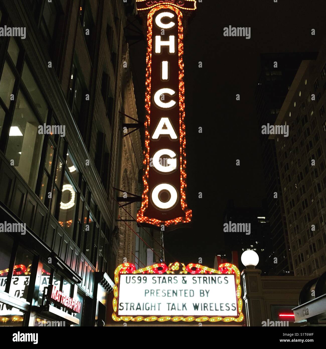 Chicago marquee of the chicago theatre hi-res stock photography and ...