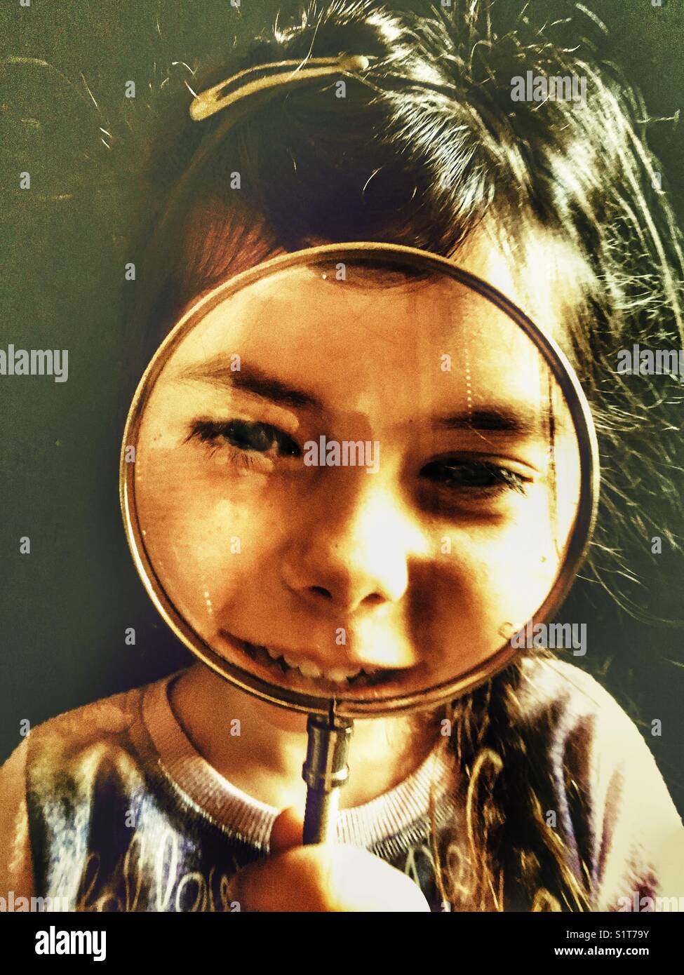 British children magnifying glass hi-res stock photography and images ...