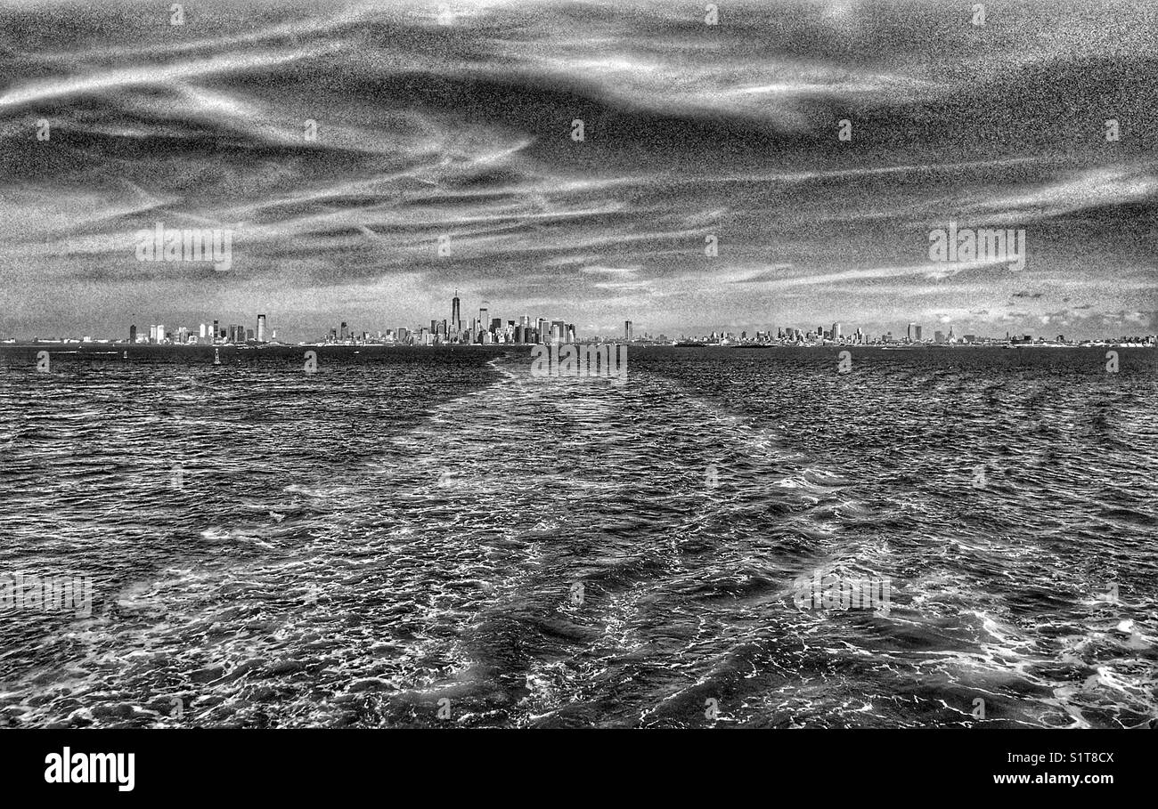 New york skyline from distance hi-res stock photography and images - Alamy