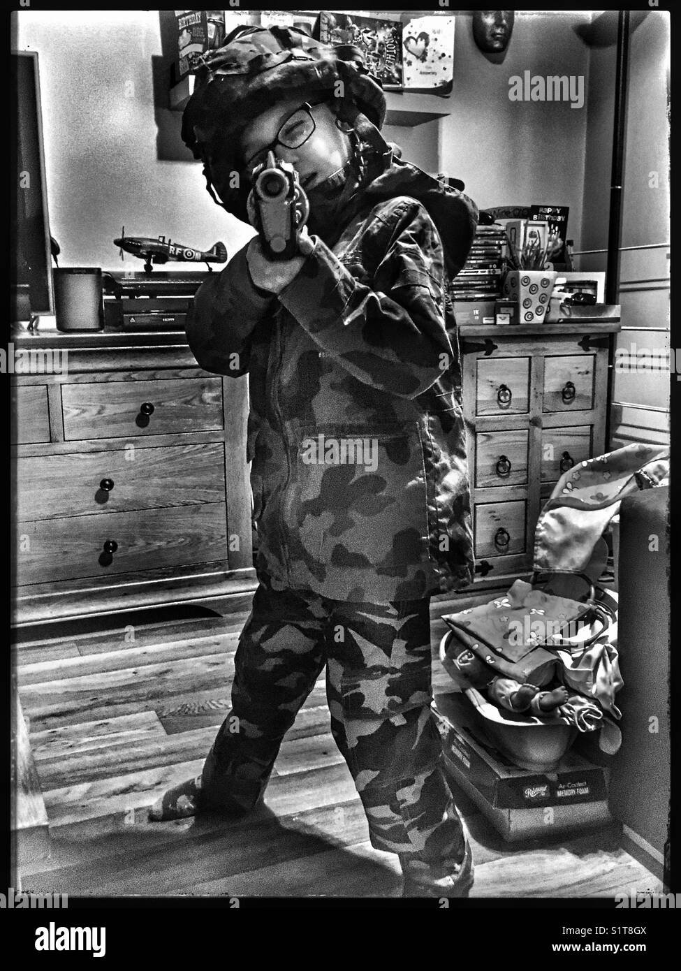 Playing army hi-res stock photography and images - Alamy