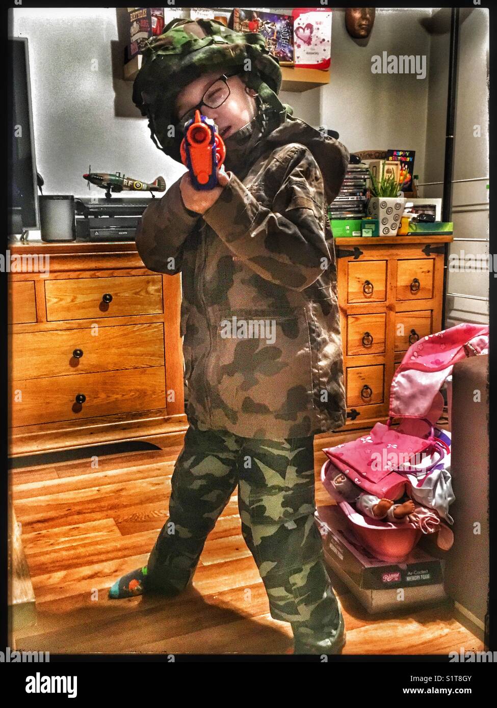 Boys playing at soldiers hi-res stock photography and images - Alamy