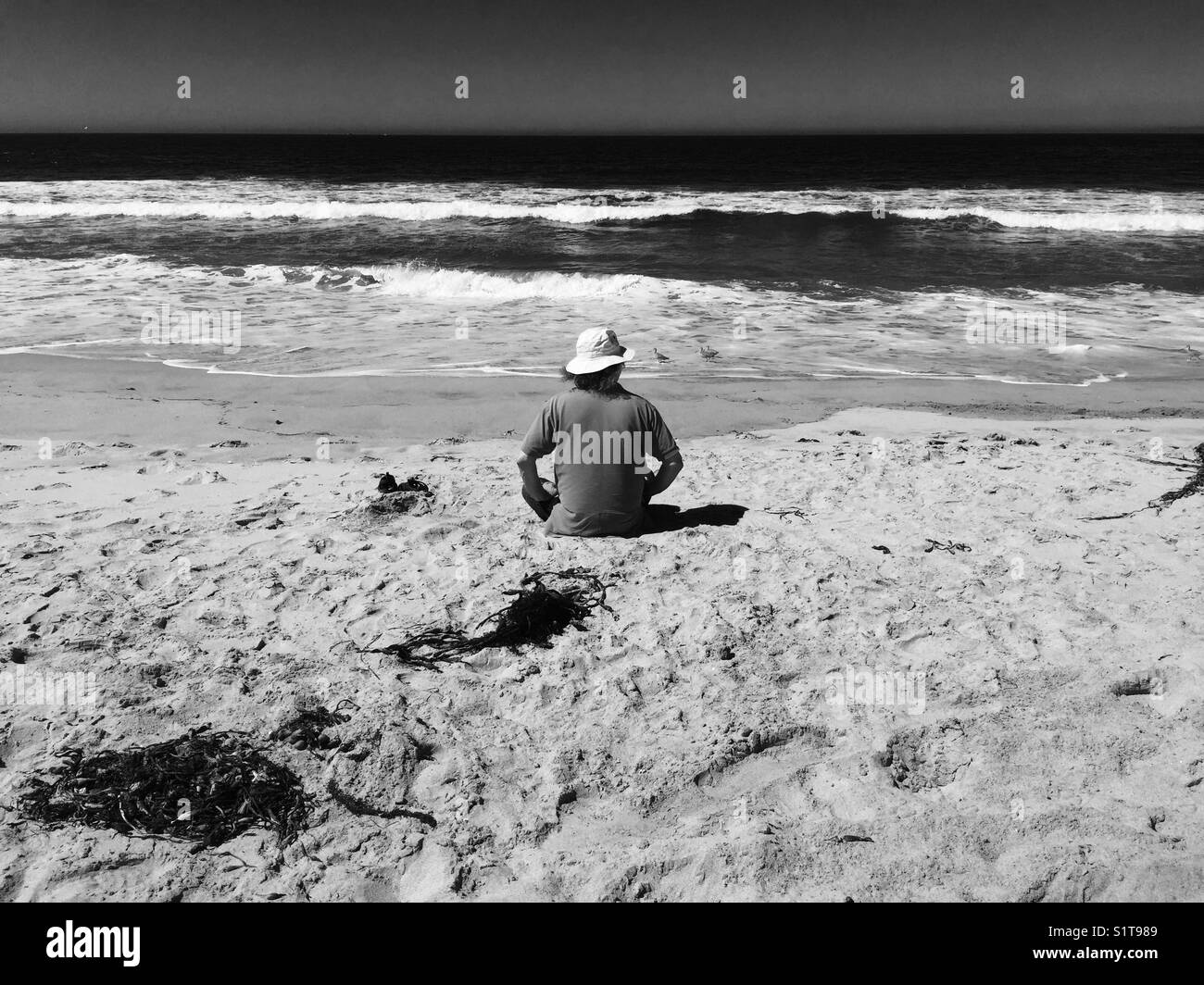 Sitting on white beach hi-res stock photography and images - Alamy