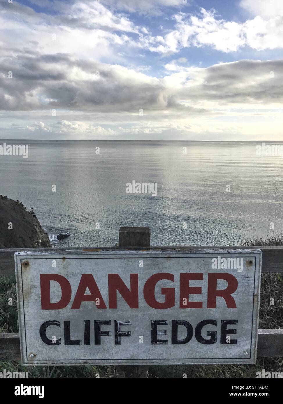 Cliff edge sign hi-res stock photography and images - Alamy