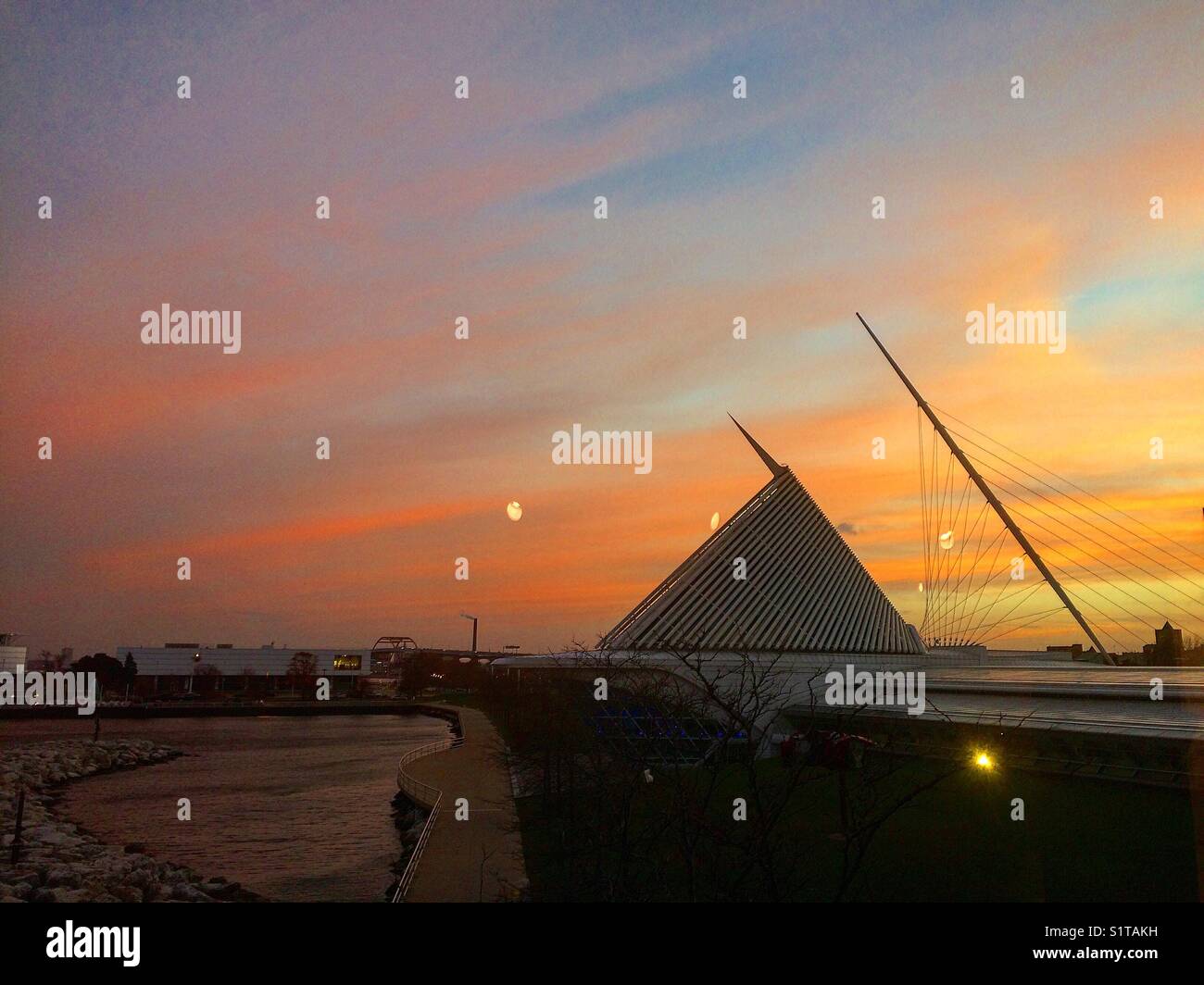 Milwaukee art museum sunset hi-res stock photography and images - Alamy